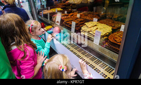 Children looking in shop window Stock Photo - Alamy