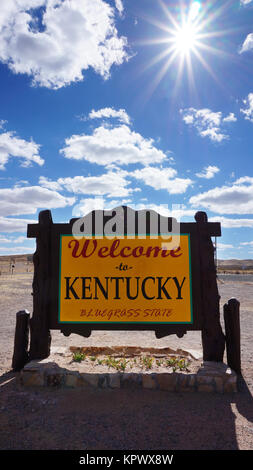 Welcome to Kentucky road sign at the state border Stock Photo - Alamy