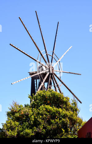 Photo Picture of a Classic Vintage Windmill Building Stock Photo - Alamy