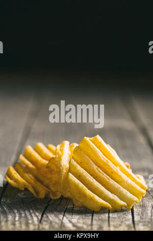 food aliment unhealthy potato chips fried thick wide fat snack potatoe ...