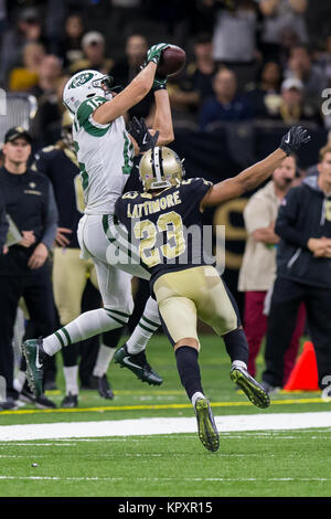New York Jets' Chad Hansen, center, runs a drill with Gabe Marks, left ...