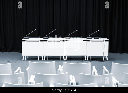 Empty press conference room Stock Photo - Alamy
