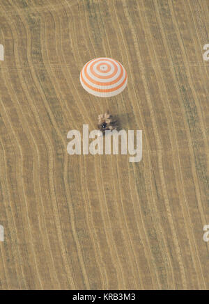 Astronaut in outer space on background of the Earth. Elements of this ...