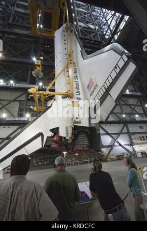 STS-135 Atlantis Lift Operations 4 Stock Photo - Alamy