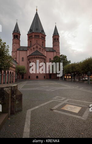 High Cathedral of St. Martin, Mainzer Dom. scaffolding on facade. Roman ...