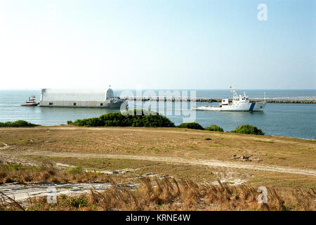 Freedom Star towing Poseidon barge with STS-95 ET (KSC-98PC-0754 Stock ...