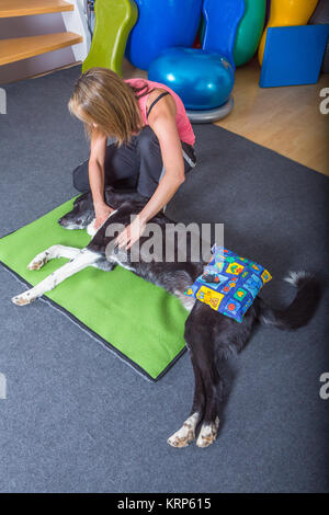 physio therapy practice Stock Photo - Alamy