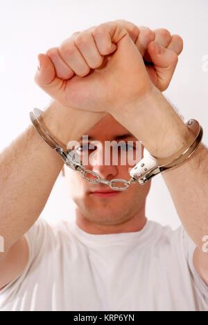 Mann in Handschellen, man in handcuffs Stock Photo - Alamy
