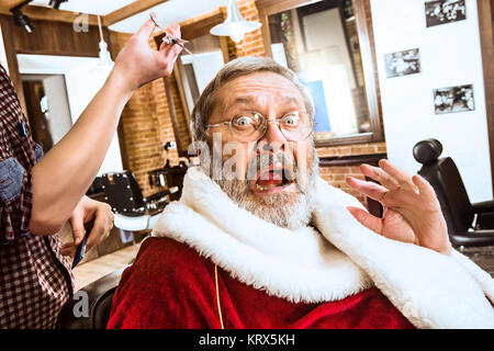 Santa claus shaving his personal barber Stock Photo - Alamy