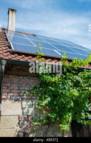Solaranlage auf dem Dach eines Einfamilienhaus. Darmolmännchen mit Laterne als Dachreiter. // 30 ...