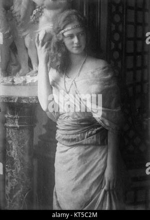 Queen Marie of Romania with her daughter Ileana Stock Photo - Alamy