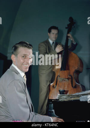 A 1947 photograph by William P. Gottlieb featuring jazz musicians Dave ...