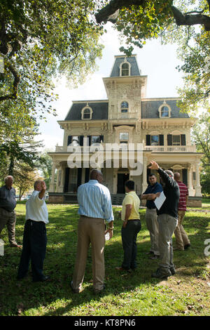 Arlington National Cemetery employees learn from National Park Service ...
