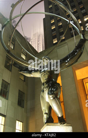 NYC: ATLAS HOLDING THE WORLD STATUE AT ROCKEFELLER CENTER Stock Photo ...