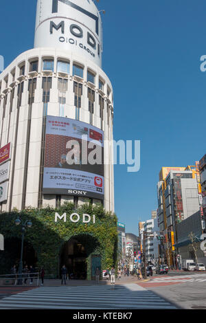 the green wall of the shopping mall Stock Photo - Alamy