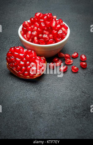pomegranate and seeds close up Stock Photo - Alamy