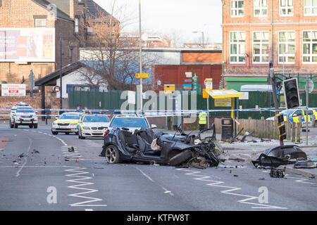 Liverpool, UK. 25 Dec, 2017. A man in his 30s has died after a crash in ...