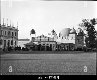 Crowd of fair-goers at the Trans-Mississippi and International ...