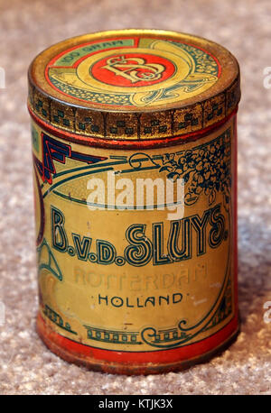 This image depicts a 100-gram tin of Anijs Muisjes, a popular Dutch ...