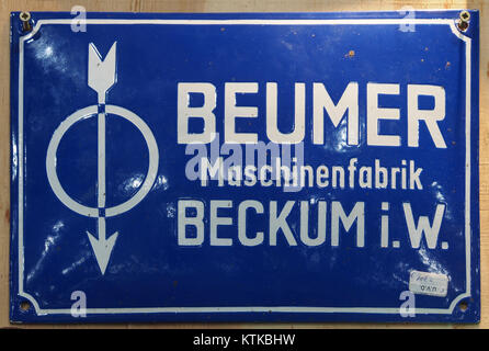 Beumer Machinenfabrik Beckum i W, emaille reklamebord Stock Photo - Alamy