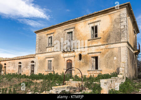 Sicilian House in countryside Stock Photo - Alamy