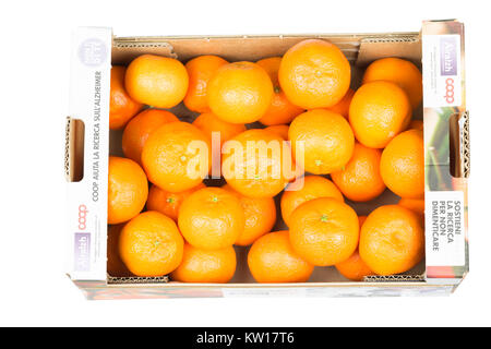 Fresh mandarines box Stock Photo - Alamy
