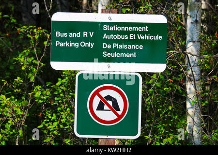 Bilingual bus stop sign - French and English Stock Photo - Alamy