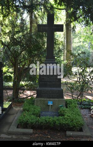 A historical grave site in the Neuer Friedhof cemetery in Bockenheim ...