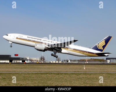 Singapore Airlines, Boeing 777-212(ER), 9V-SVL, flight SQ351, takes off ...