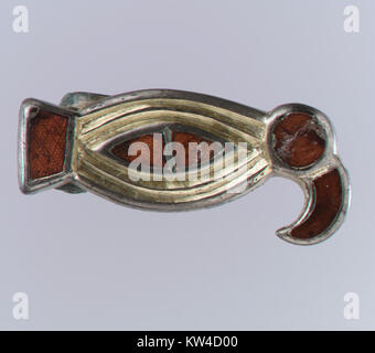 A bird-shaped brooch from the Metropolitan Museum of Art's collection ...