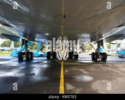 Boeing 747 Main landing gear Stock Photo - Alamy