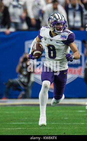 University of Washington receiver Dante Pettis (8) and Rutgers defender ...