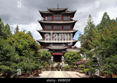 Chinese garden of a Buddhist Temple (Lijiang, Yunnan, China Stock Photo ...