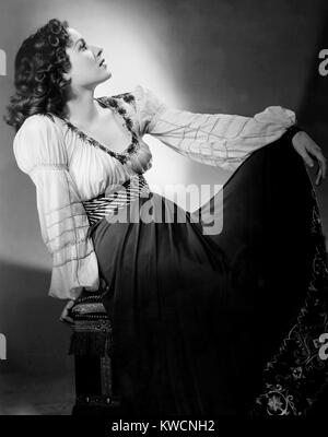 THE HUNCHBACK OF NOTRE DAME, Maureen O'Hara, Walter Hampden, 1939 Stock ...