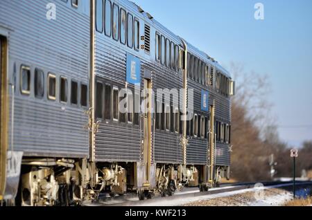An inbound Metra train transporting commuters to Chicago arriving at ...