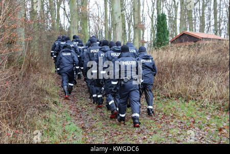 Cammin, Germany. 03rd Jan, 2018. Police officers search for parts of a ...