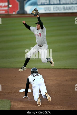 Davenport, Iowa, USA. 6th Apr, 2017. River Bandits Ronnie Dawson heads ...