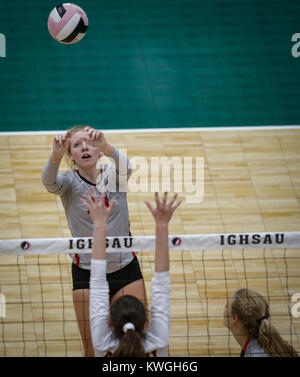Cedar Rapids, Iowa, USA. 10th Nov, 2016. Cedar Falls' Emily Clapp (21 ...