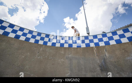Davenport, Iowa, USA. 19th Aug, 2017. Audience members listen to the performance at LeClaire ...