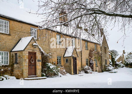 Cottages in the snow in December. Broad Campden, Cotswolds ...