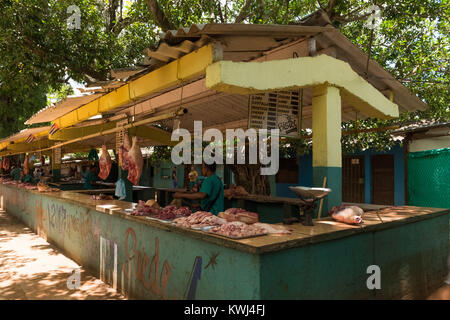 Cuban market with cuban peoples and fruits and vegetables in the suburb ...