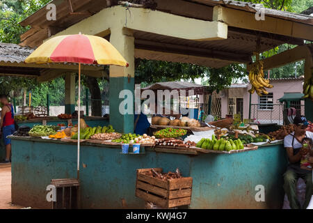 Cuban market with cuban peoples and fruits and vegetables in the suburb ...