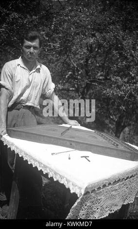 'Apriekl' (oprekelj) na mizi, pregrnjeni z domačim prtom. Gorenja ...