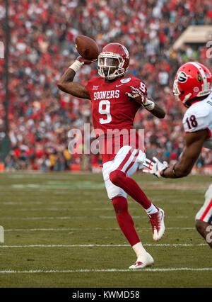 Oklahoma quarterback Baker Mayfield (6) throws during the second half of an NCAA college ...