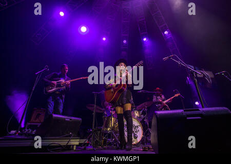 Moline, Iowa, USA. 5th Oct, 2017. County music artist Chris Stapleton ...
