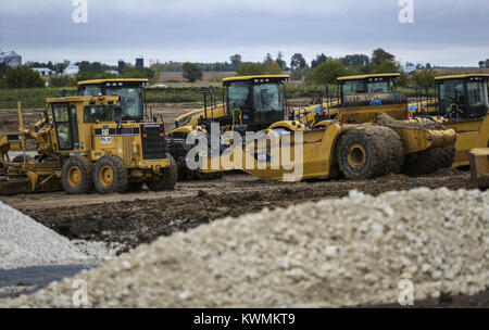 Bettendorf, Iowa, USA. 11th Oct, 2017. Project leaders scoop up gravel ...