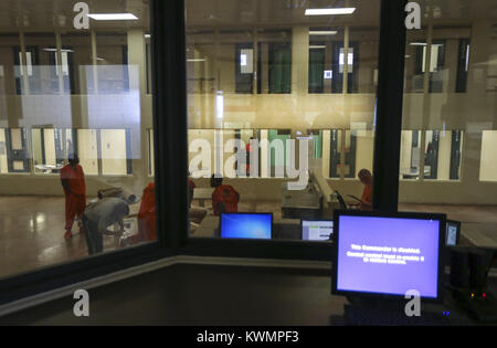 Davenport, Iowa, USA. 15th Sep, 2017. Jail Sgt. Casey Henderson gives a ...