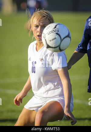 Dewitt, Iowa, USA. 5th June, 2017. Central DeWitt's Maggie Murphy (14 ...