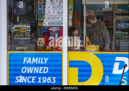 Davenport, Iowa, USA. 19th Jan, 2017. Co-Owner Matt Dittmer talks to a ...
