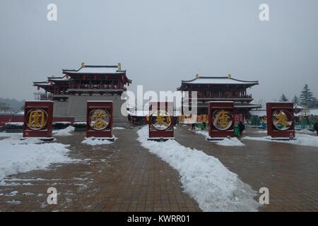 Xian, China. 5th Jan, 2018. (EDITORIAL USE ONLY. CHINA OUT) .The heavy ...
